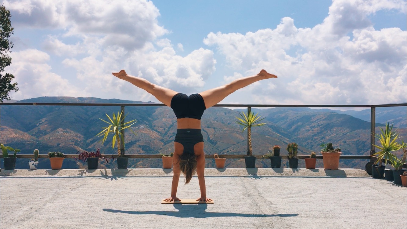 The Complete Handstand Guide For Beginners - Camilla Mia