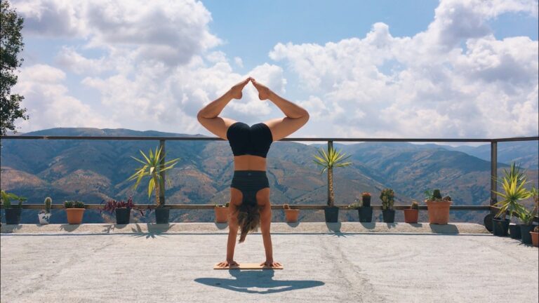 The Complete Handstand Guide For Beginners - Camilla Mia