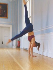 Build Up Courage For A Free Handstand With These Wall Exercises ...